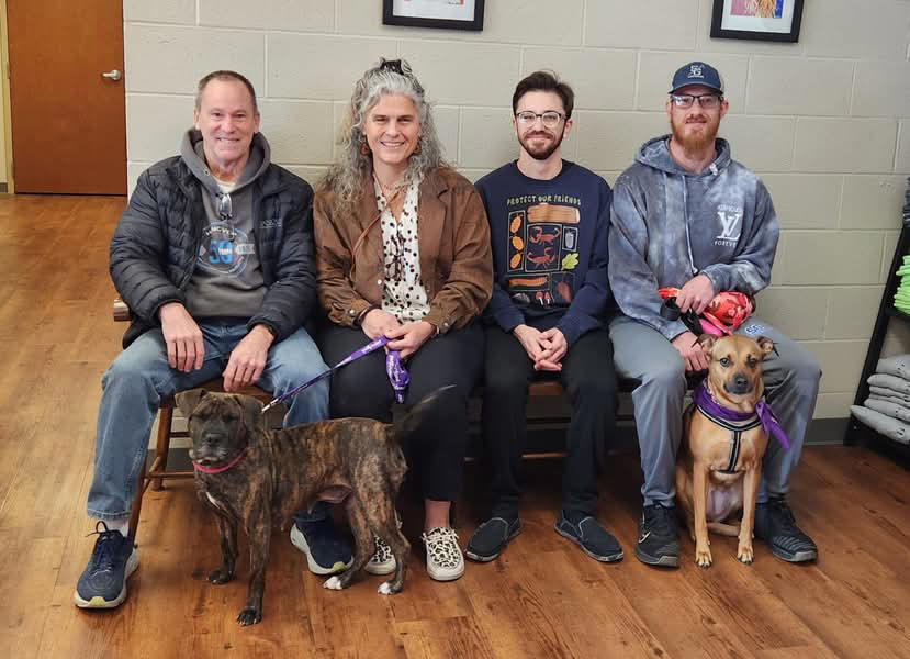 Read this note: Dog's arrival at a packed shelter stuns the staff ...